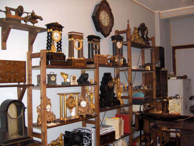 Aucune pendule exposée dans les pages du site n'est à vendre